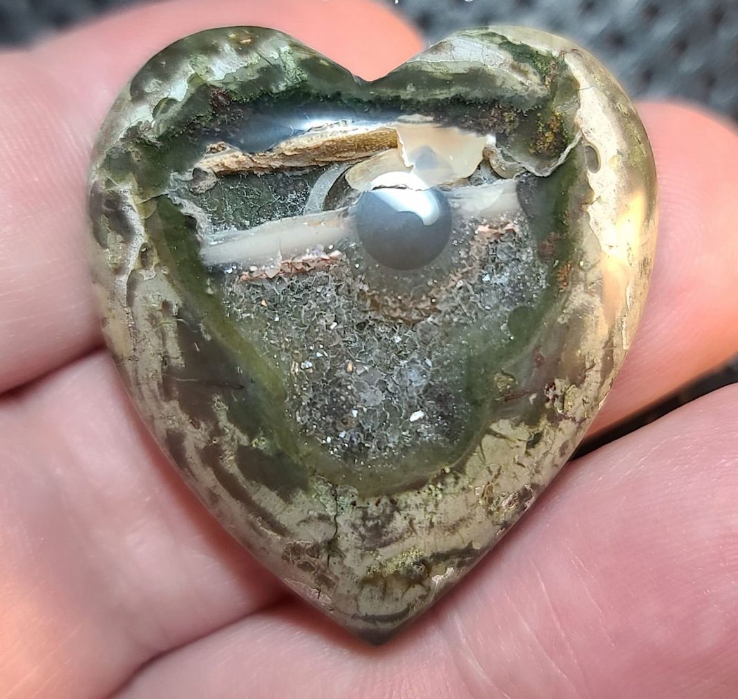 Fallen Tree Thundereggs from Oregon - Rock & Gem Magazine