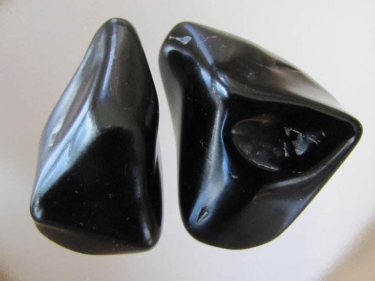 Jet Stone 101 - Rock & Gem Magazine