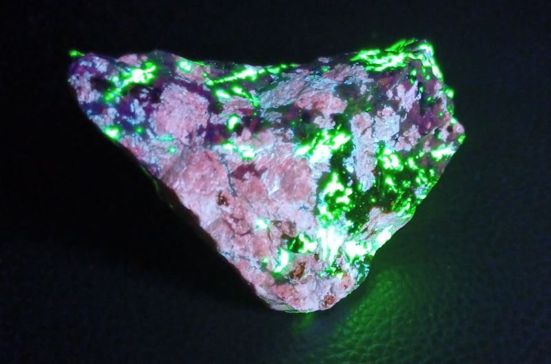 Fluorescent Rocks: Mining New Jersey - Rock & Gem Magazine