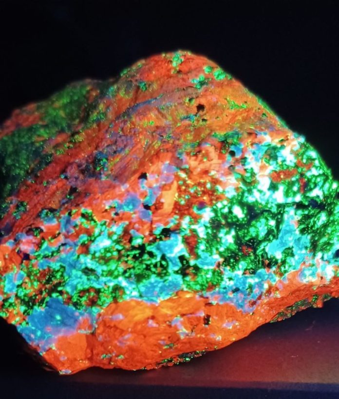 Fluorescent Rocks: Mining New Jersey - Rock & Gem Magazine