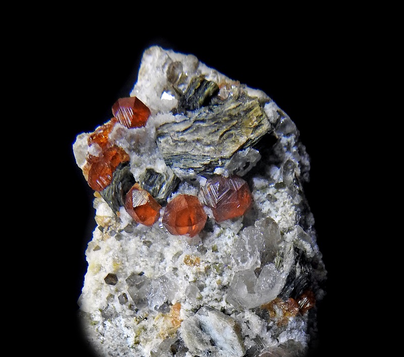 A Field Guide to Garnets - Rock & Gem Magazine