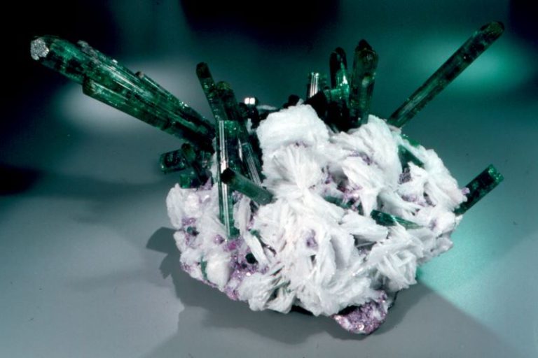 Pegmatite Rock: Large & In Charge - Rock & Gem Magazine