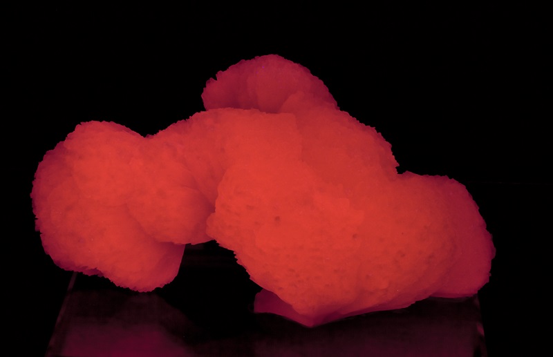 UV Rocks: A Guide Fluorescent Minerals - Rock & Gem Magazine