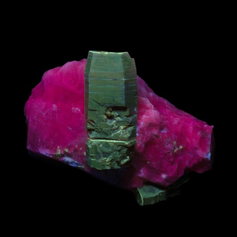 UV Rocks: A Guide Fluorescent Minerals - Rock & Gem Magazine