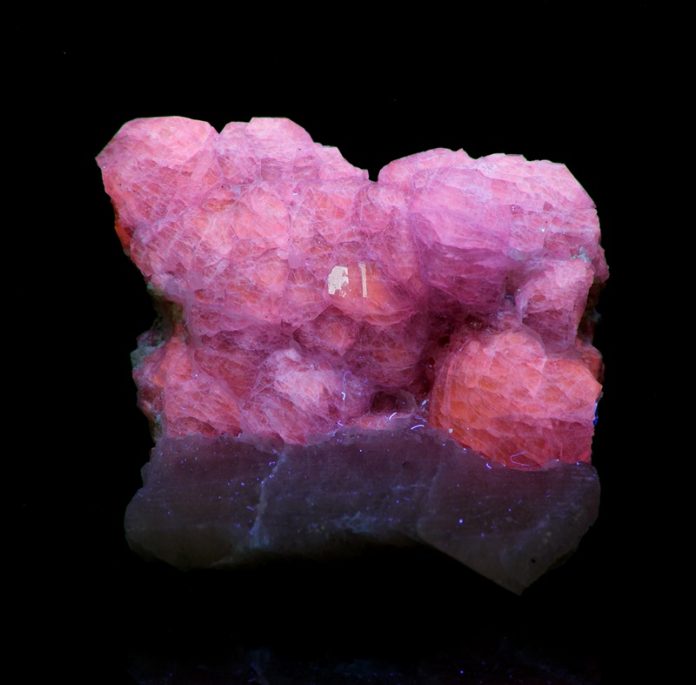 UV Rocks: A Guide Fluorescent Minerals - Rock & Gem Magazine