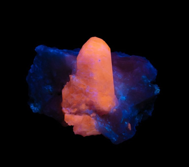 UV Rocks: A Guide Fluorescent Minerals - Rock & Gem Magazine