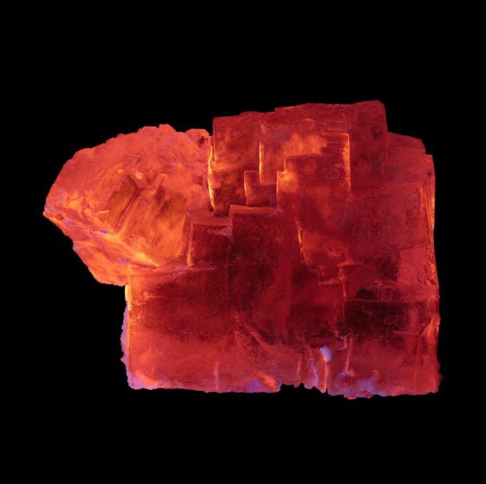 UV Rocks: A Guide Fluorescent Minerals - Rock & Gem Magazine
