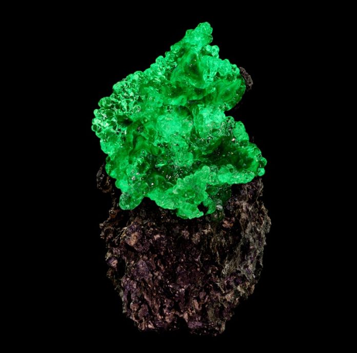 UV Rocks: A Guide Fluorescent Minerals - Rock & Gem Magazine